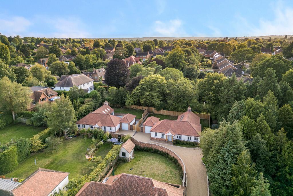 The Ridgeway, Fetcham, Leatherhead, KT22 3 bed bungalow - £999,950