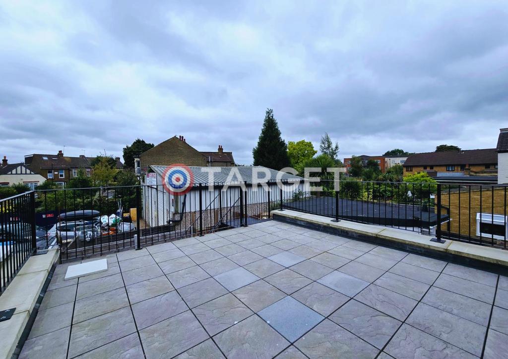 Hertford Road, Enfield EN3 2 bed flat - £1,600 pcm (£369 pw)