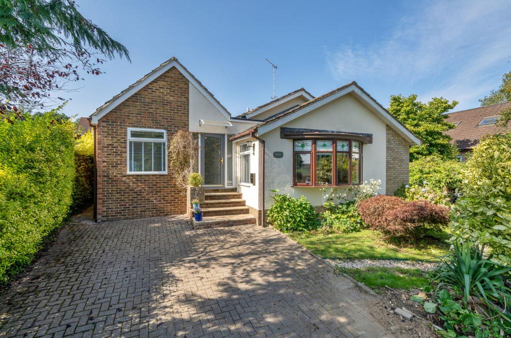 Blackberry Close, Four Marks, GU34 4 bed detached bungalow - £650,000