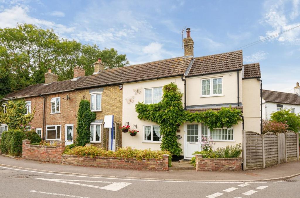 Hall End Road, Wootton, Bedford 2 bed end of terrace house - £260,000