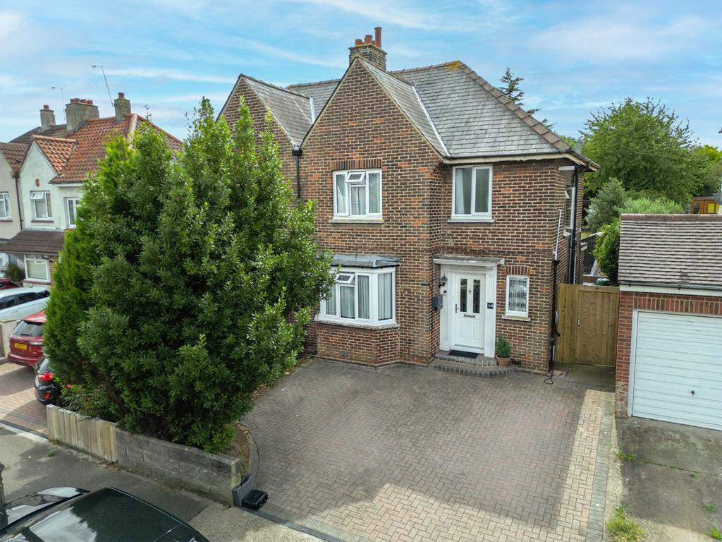 Kings Drive, Gravesend, Kent, DA12 3 bed semi-detached house - £450,000
