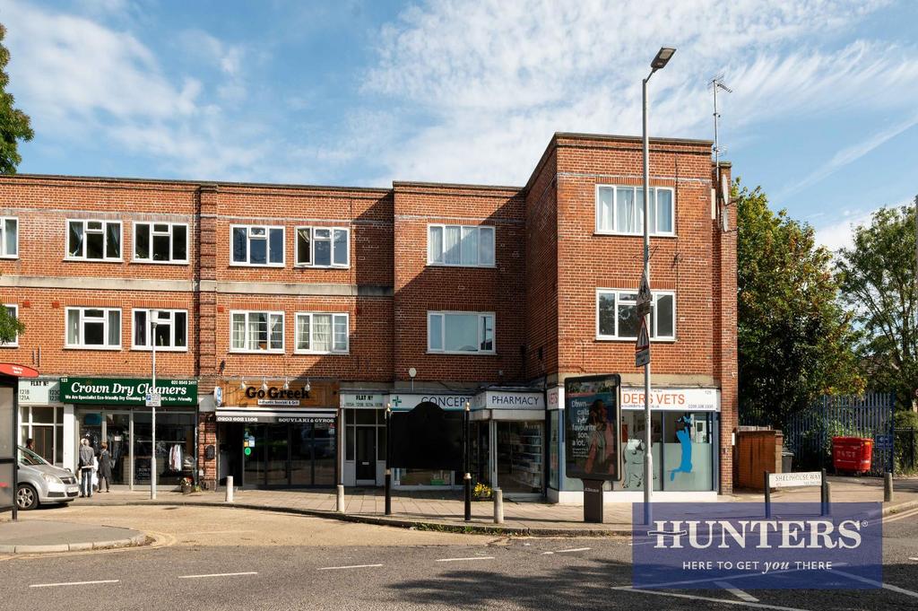 Manor Drive North, New Malden 2 bed flat - £1,750 pcm (£404 pw)