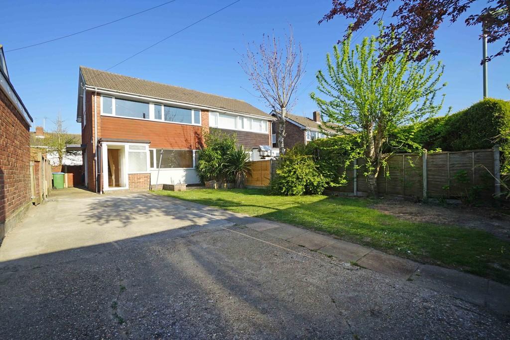 Lasham Walk, Fareham PO14 3 bed semi-detached house - £1,500 pcm (£346 pw)