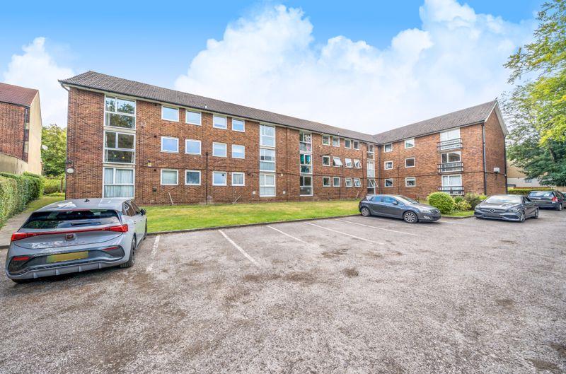 Lister Court, Godstone Road, Purley 2 bed apartment - £1,525 pcm (£352 pw)