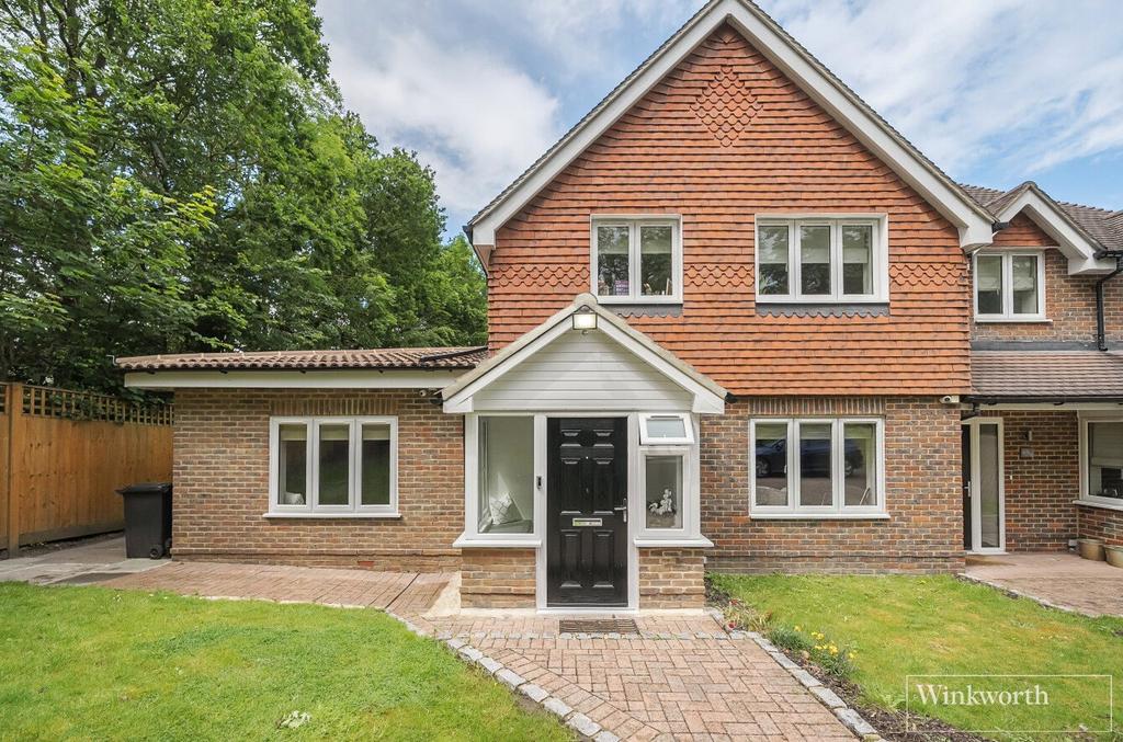 Guildford Road, Bagshot, Surrey, GU19 4 bed semi-detached house - £725,000