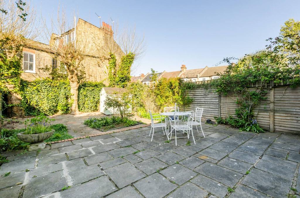 Fulham Palace Road, Bishop's Park... 2 bed flat - £3,034 pcm (£700 pw)