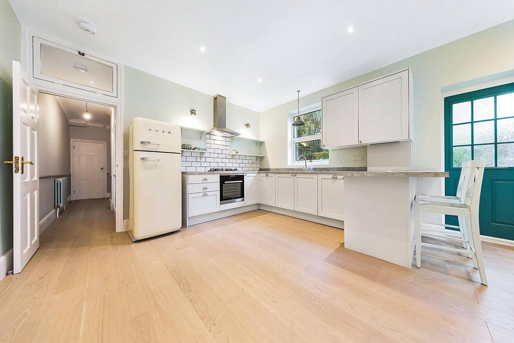 Fulham Palace Road, Bishop's Park... 2 bed flat - £3,034 pcm (£700 pw)