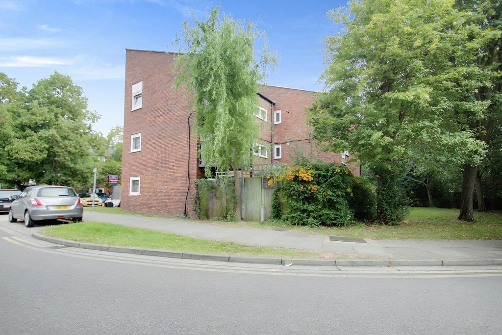 Braybourne Close, Uxbridge UB8 1 bed apartment - £1,400 pcm (£323 pw)