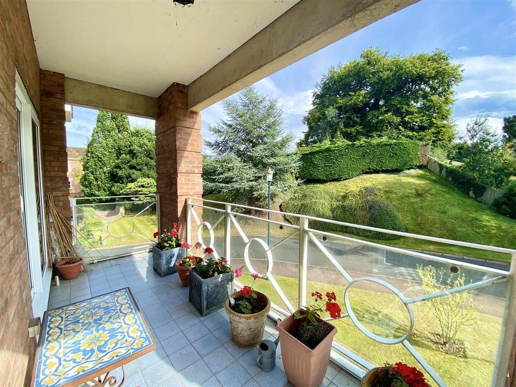 8 Sandringham Court, Shrewsbury, SY3 8LL 2 bed apartment - £410,000