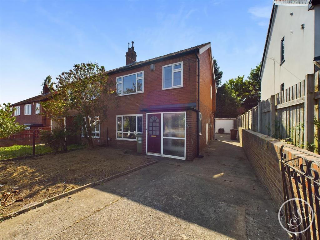 Bracken Edge, Leeds 3 bed semi-detached house - £250,000