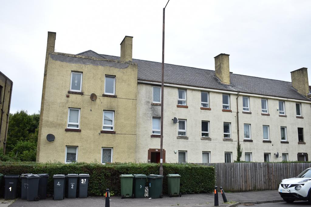 Craigentinny Road, Edinburgh EH7 3 bed flat for sale - £162,000