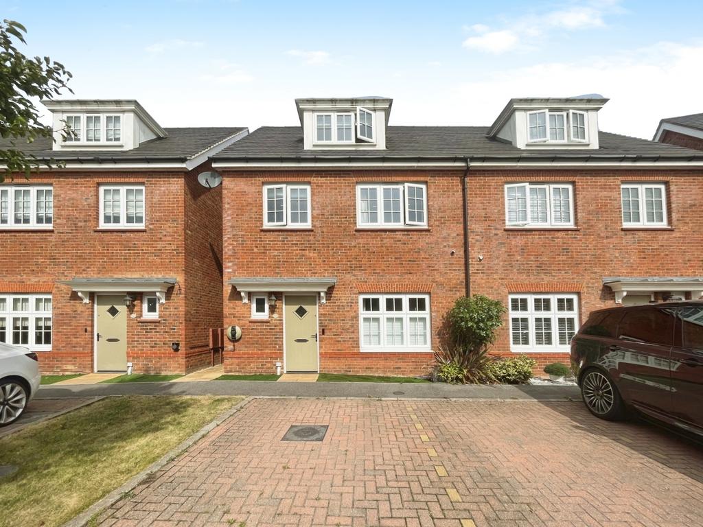 Brick Gardens Ryarsh ME19 4 bed semi-detached house - £2,100 pcm (£485 pw)