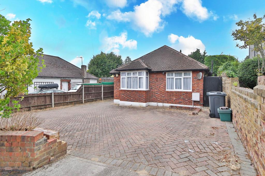 Matlock Way, New Malden 4 bed bungalow - £3,500 pcm (£808 pw)