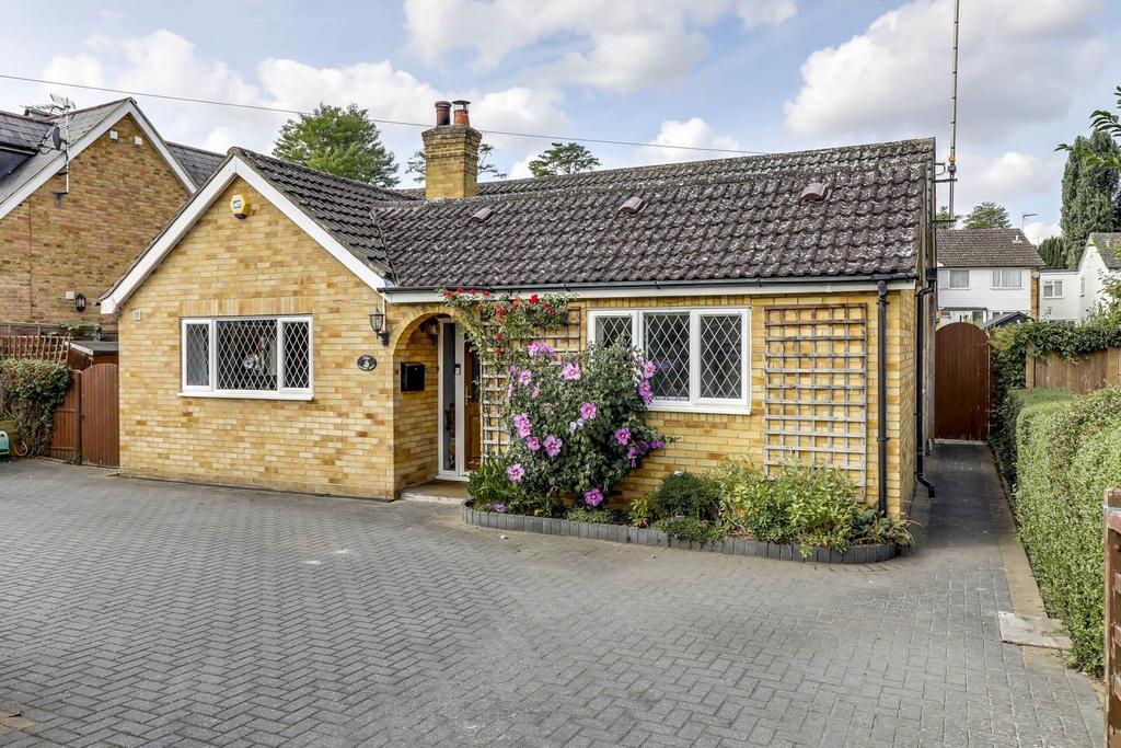 London Road, Bishop's Stortford CM23 3 bed detached bungalow - £550,000