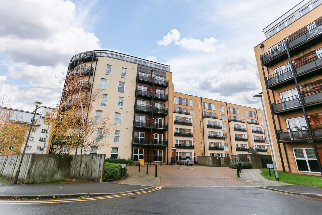 Langtry Court, Hounslow, London TW7 1 bed flat - £1,495 pcm (£345 pw)
