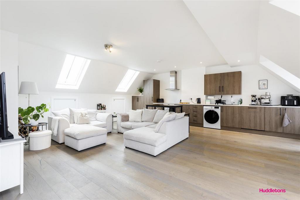 94 Frobisher Road, London N8 3 bed penthouse - £3,400 pcm (£785 pw)