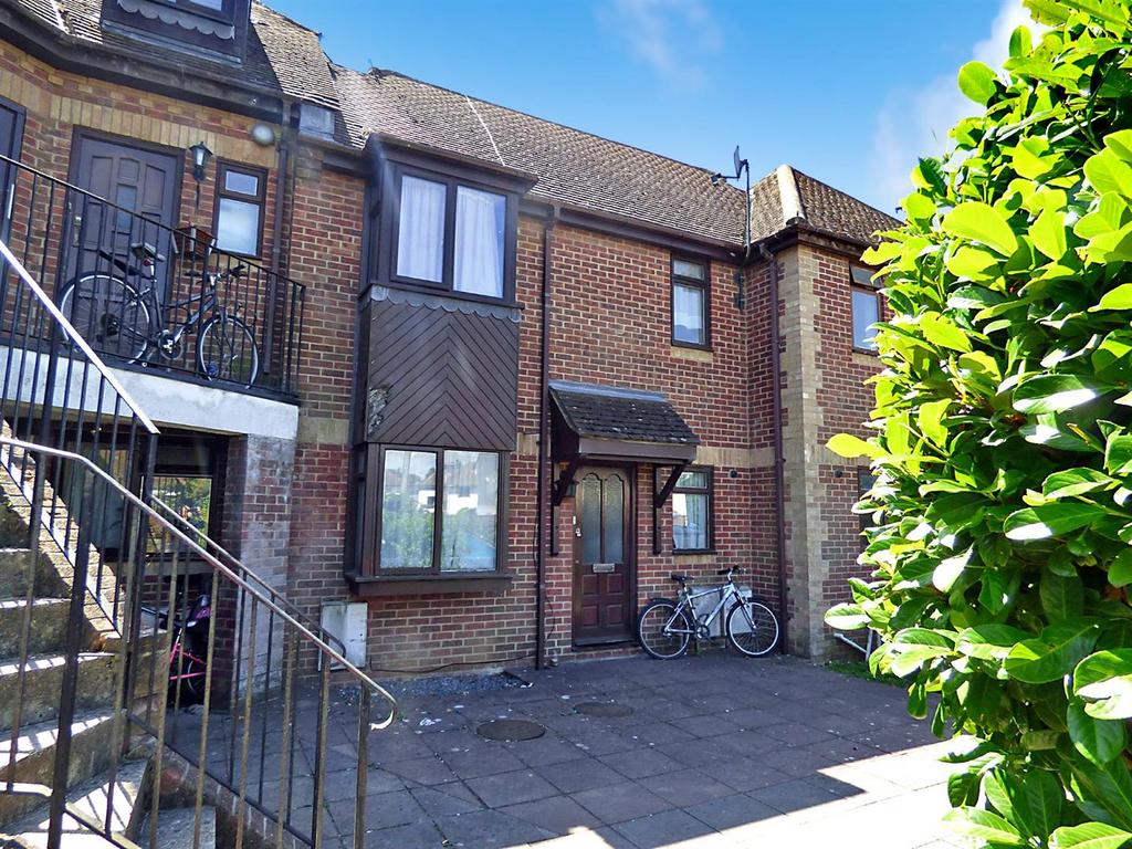 Lyminster Gate, Littlehampton BN17 2 bed maisonette - £1,050 pcm (£242 pw)