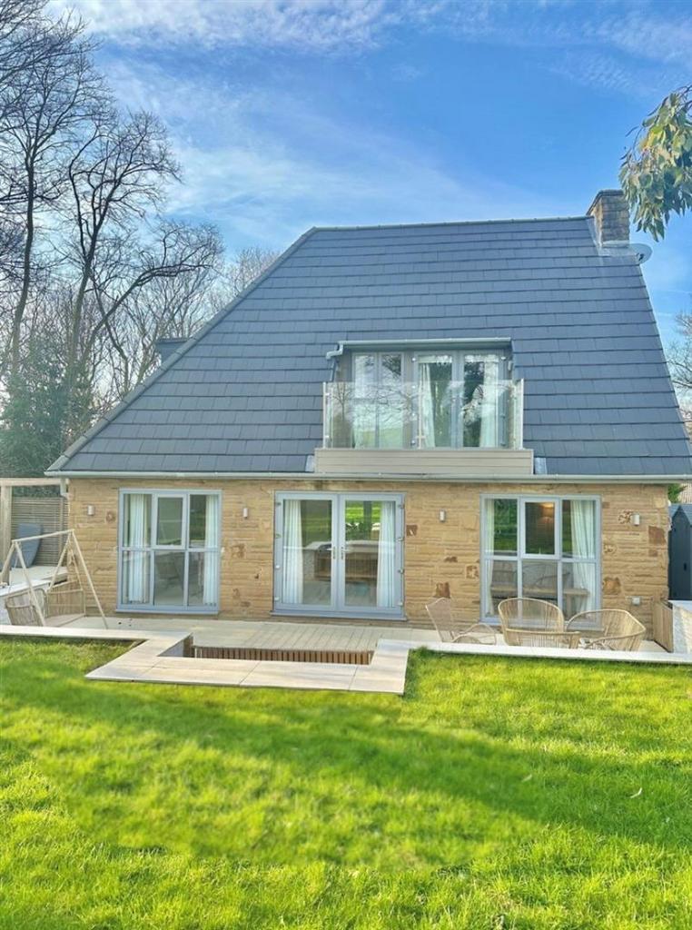 Whitehall Road, New Farnley, Leeds 3 bed detached house for sale - £425,000