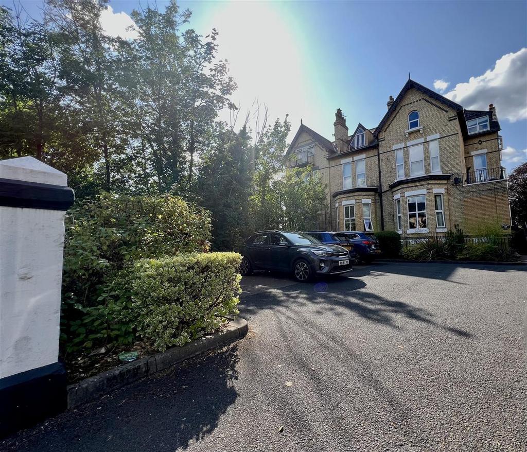 Inglewood, Palatine Road, West Didsbury 2 bed flat - £1,450 pcm (£335 pw)