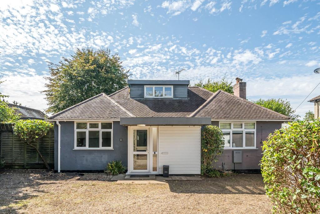 Chalk Lane, East Horsley, KT24 3 bed bungalow - £975,000