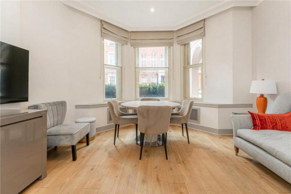 Park Street, W1K 1 bed flat - £5,612 pcm (£1,295 pw)