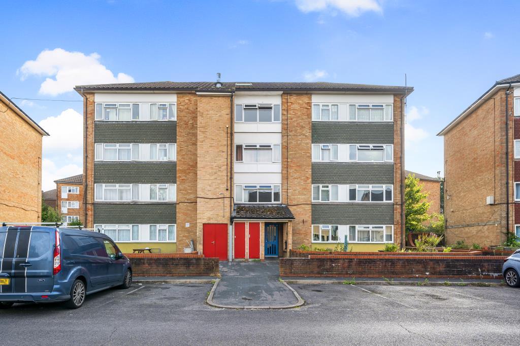 Camberley, Surrey, GU15 3 bed flat for sale - £190,000