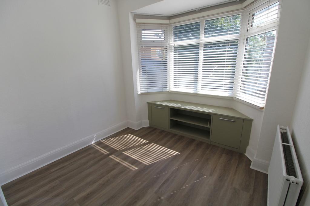 Station Road, Chingford, E4 7BU 2 bed maisonette - £1,600 pcm (£369 pw)