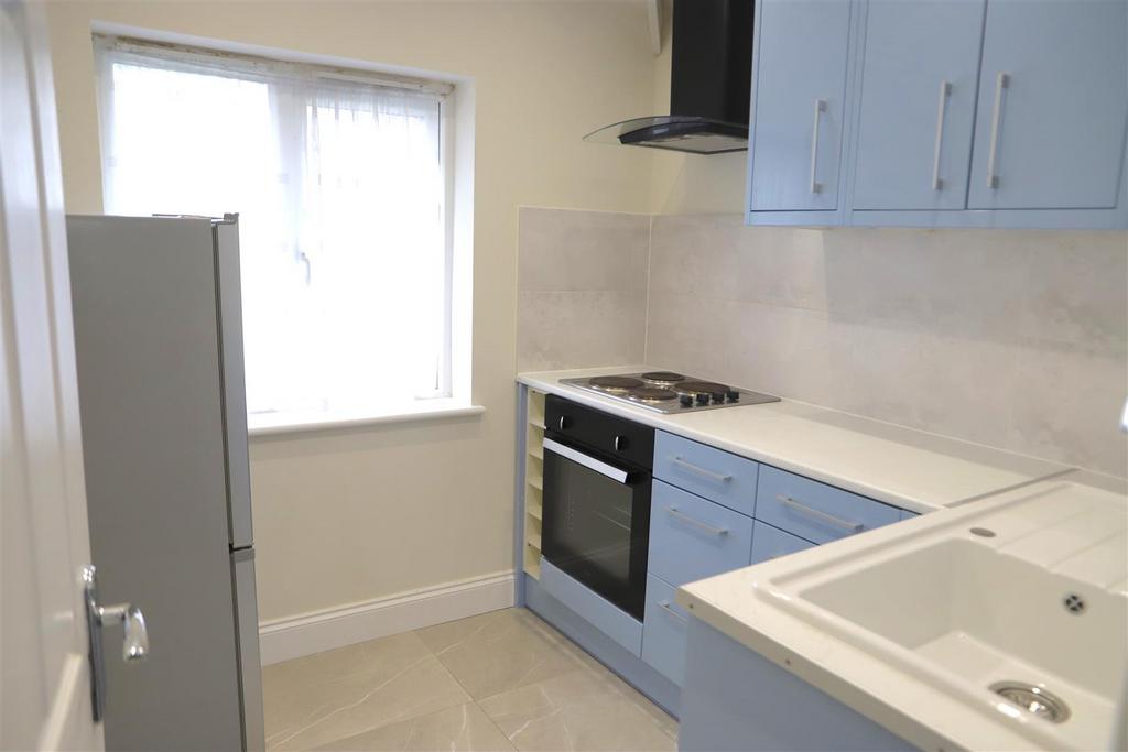 Princess Park Lane, Hayes UB3 1 bed flat - £1,350 pcm (£312 pw)