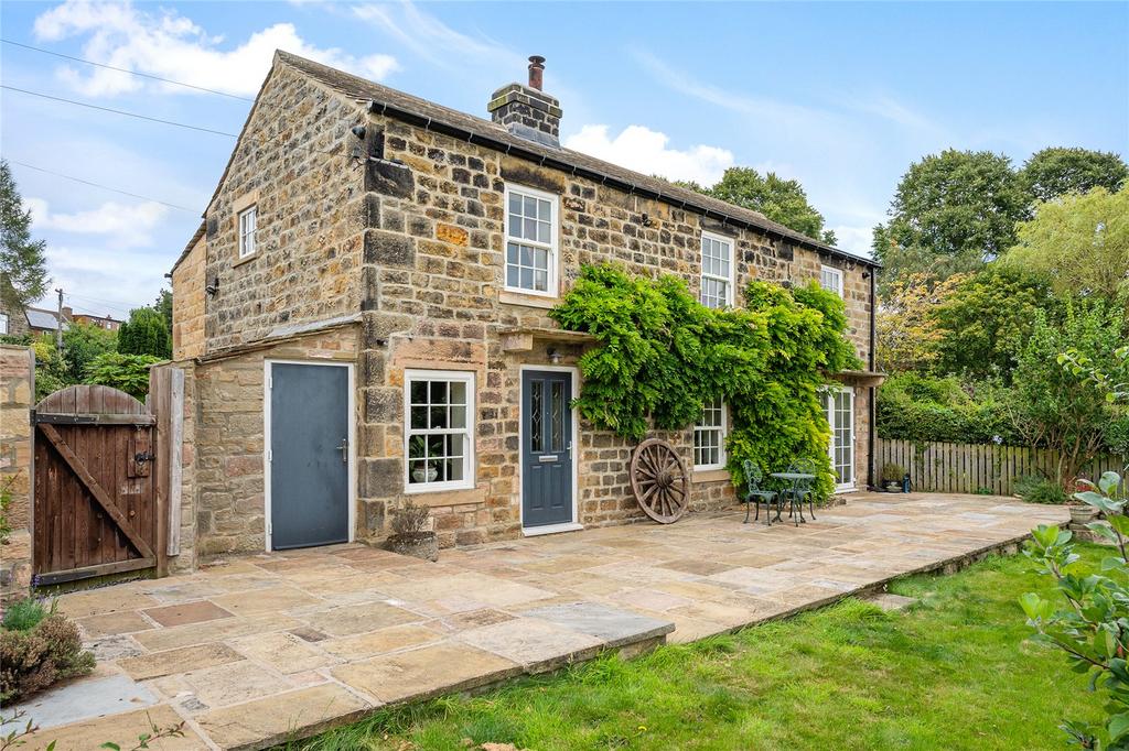 Moor Lane, East Keswick, LS17 3 bed detached house - £900,000