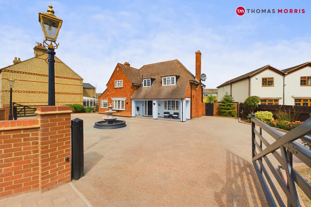 Sun Street, Bedfordshire SG18 3 bed detached house - £600,000