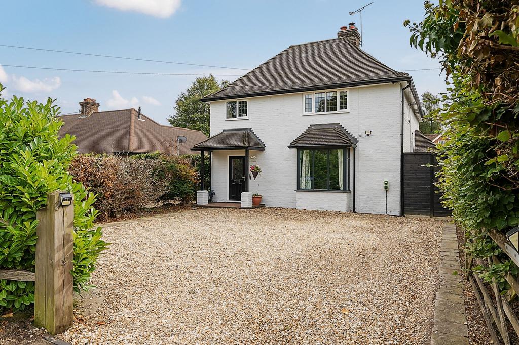 Pulborough Road, Storrington, RH20 4 bed detached house - £750,000