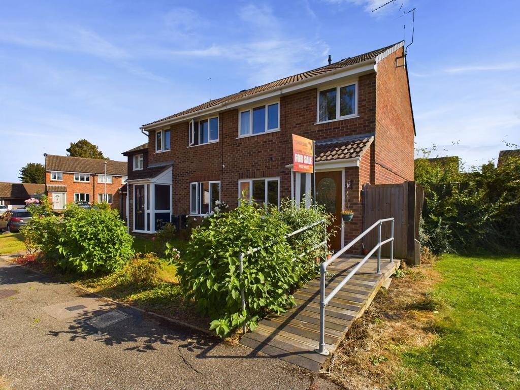 Windsor Close, Towcester, NN12 3 bed end of terrace house - £270,000