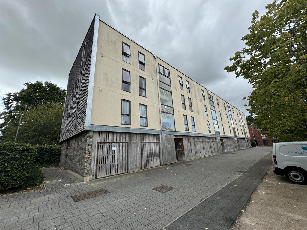Lime Tree Square, Street, Somerset 2 bed flat - £895 pcm (£207 pw)