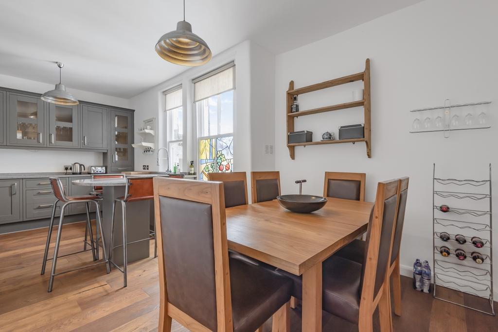 Lower Richmond Road Putney SW15 3 bed flat - £3,450 pcm (£796 pw)