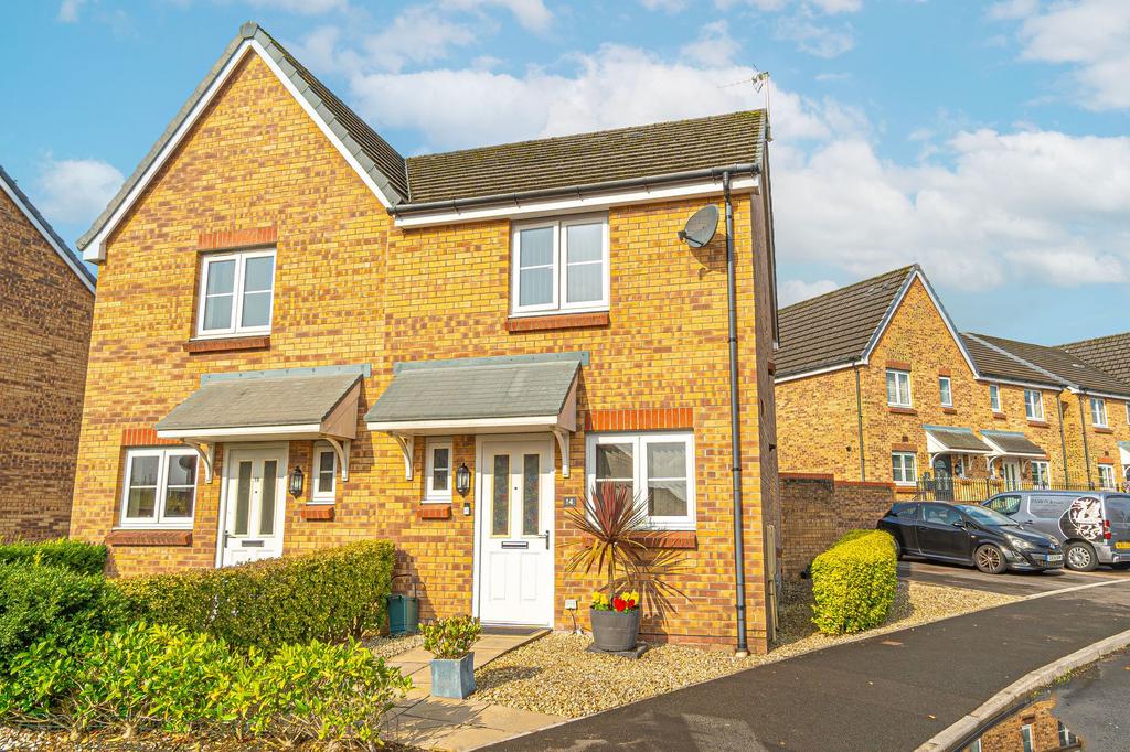 Waun Draw, Caerphilly, CF83 2 bed semi-detached house - £210,000