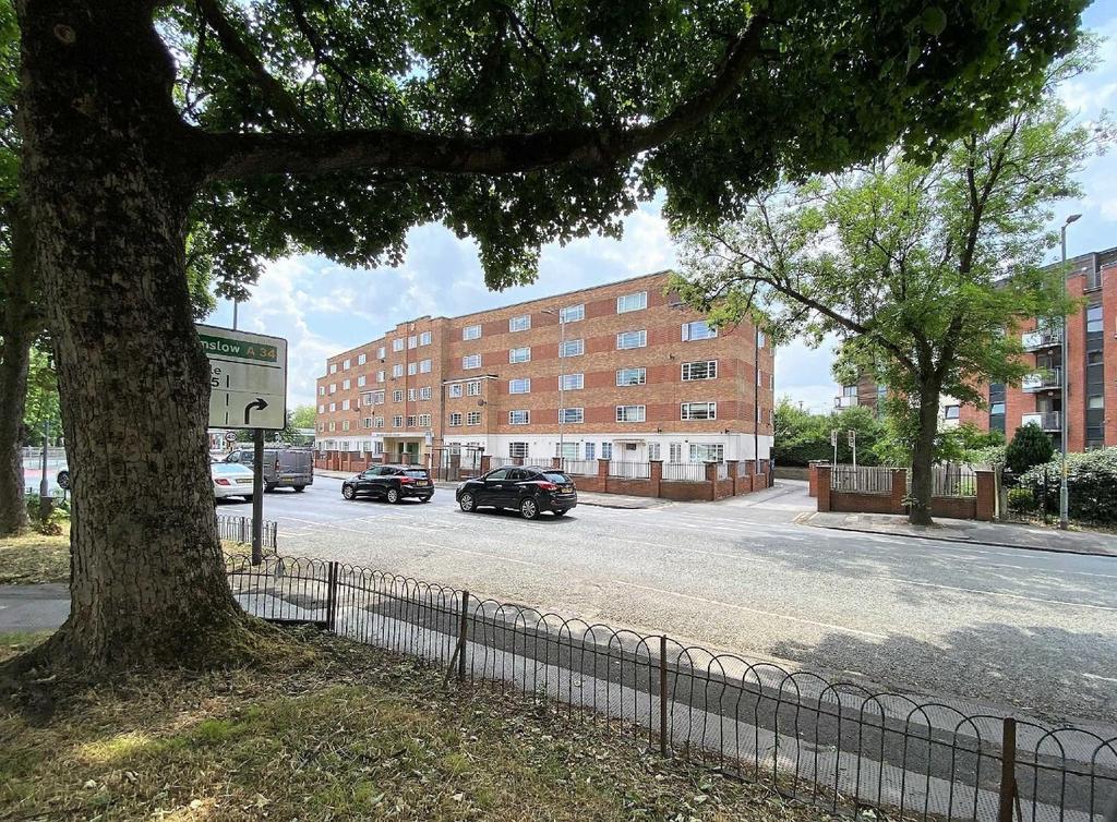 Parrs Wood Court, Wilmslow Road... 1 bed flat - £950 pcm (£219 pw)