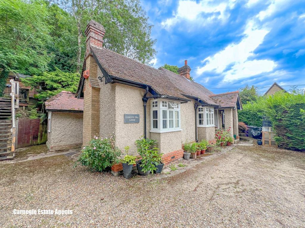 Heath Lane, Codicote SG4 2 bed detached house - £1,950 pcm (£450 pw)