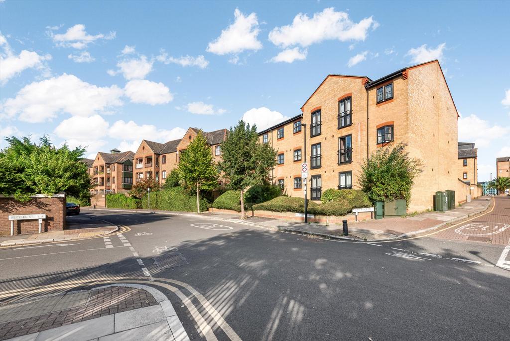 Observatory Mews, London, E14 2 bed flat - £2,492 pcm (£575 pw)