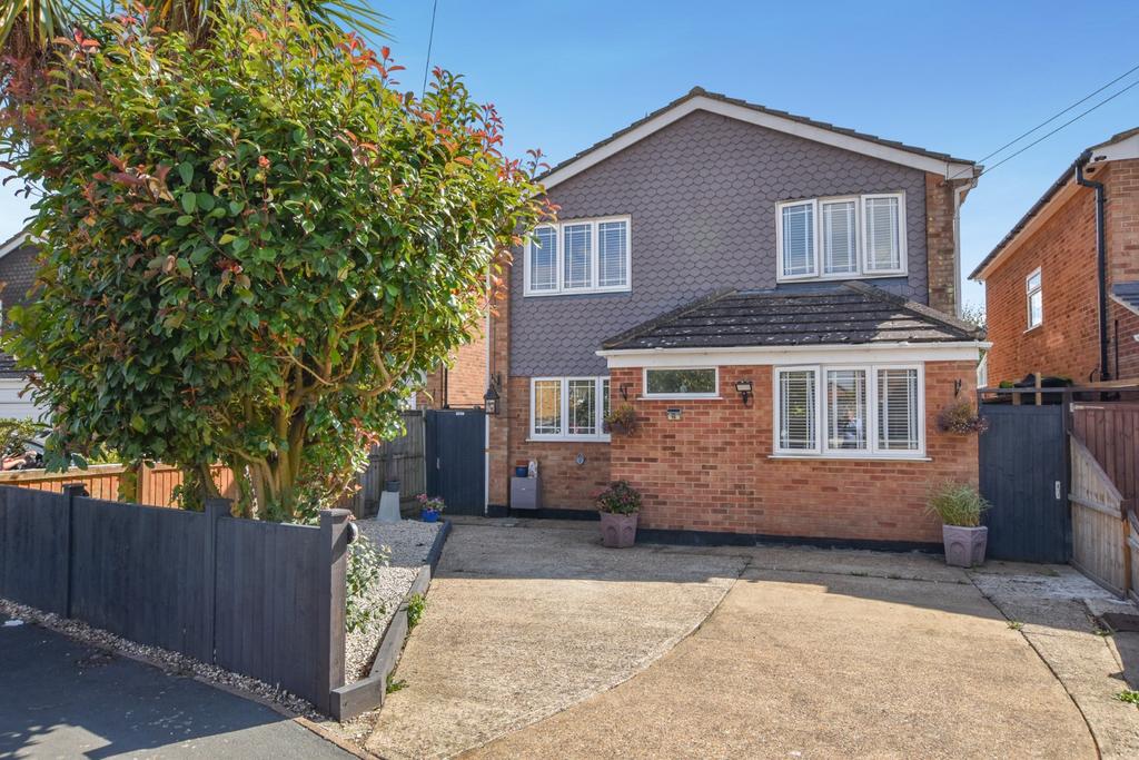 15 Orchard Drive, Mayland, Essex, CM3... 4 bed detached house - £399,000