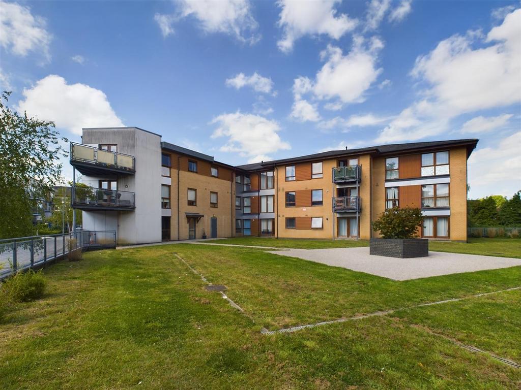 Commonwealth Drive, Crawley RH10 2 bed flat - £230,000