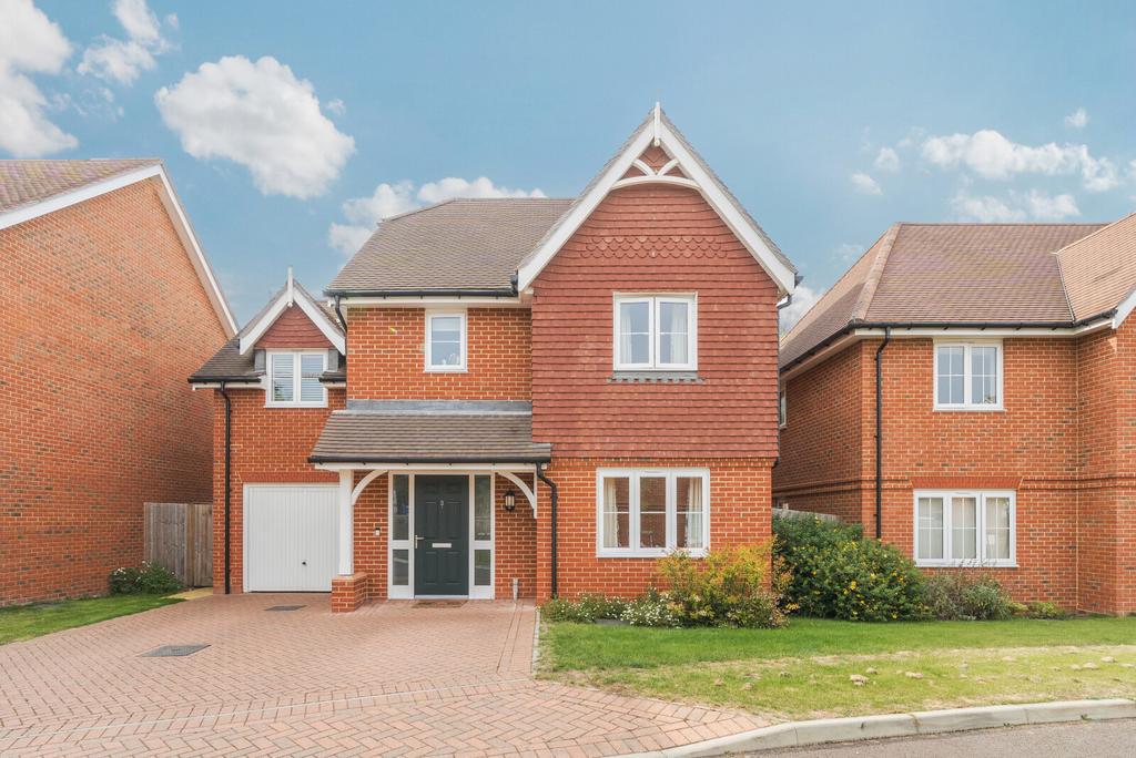 Tiger Moth Lane, Elstead, GU8 4 bed detached house for sale - £765,000
