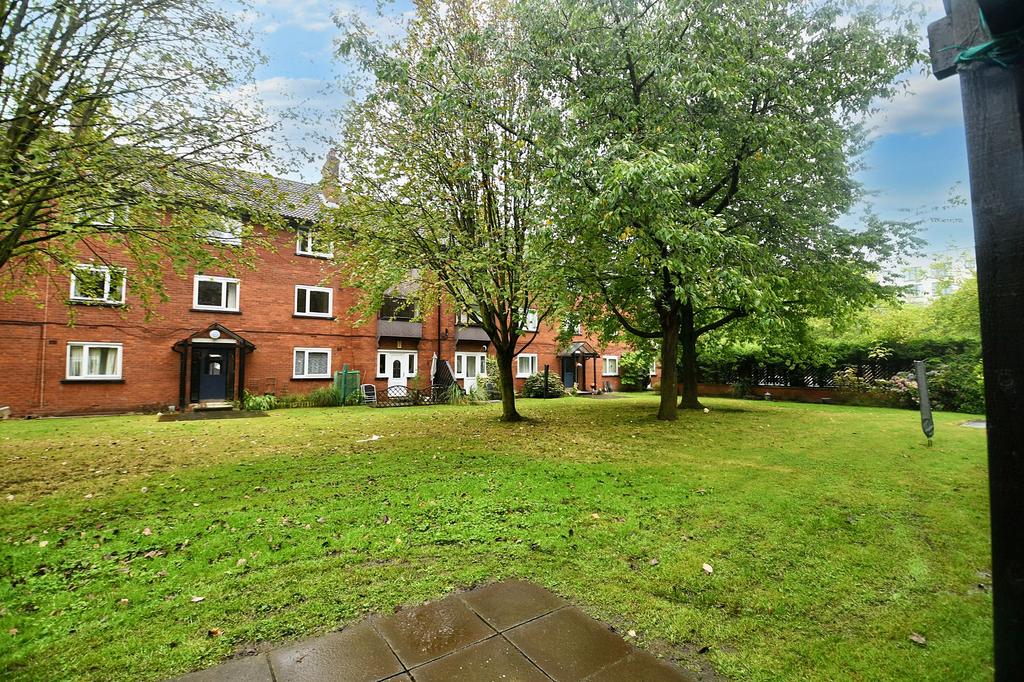 Canterbury Gardens, Squires Court, M5 2 bed flat - £110,000