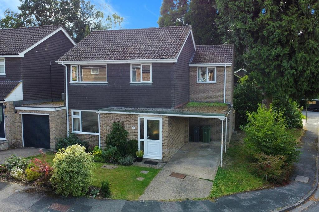 Keswick Close, CAMBERLEY GU15 4 bed link detached house for sale - £500,000