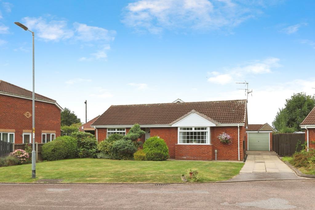 Oxenhope Road, Hull, HU6 7BZ 2 bed detached bungalow - £210,000
