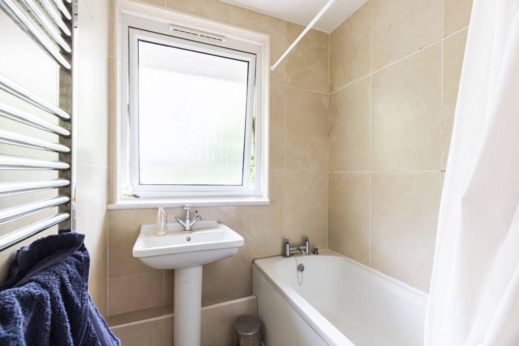 Glengall Grove, Isle Of Dogs, London... 2 bed maisonette - £2,102 pcm ...