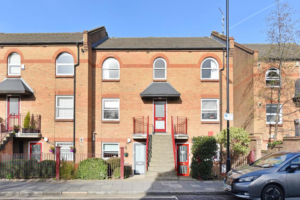Victoria Park Road, London E9 2 bed maisonette - £2,400 pcm (£554 pw)