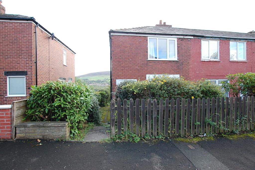 Chamberlain Road, Stalybridge SK15 2 bed end of terrace house - £120,000