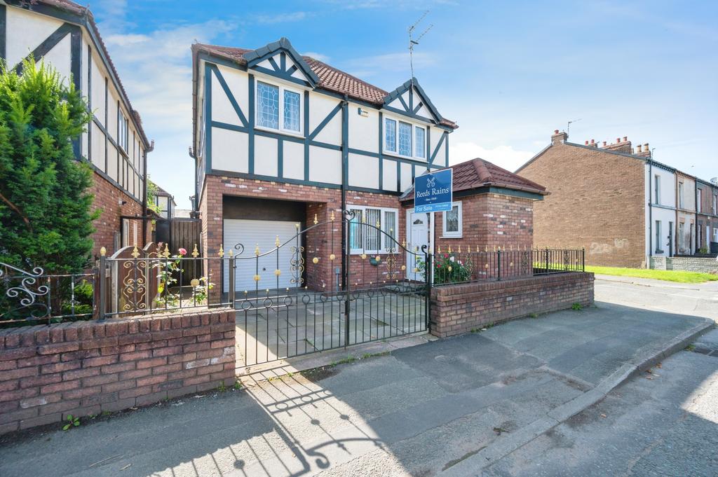 Robins Lane, Merseyside WA9 3 bed detached house - £210,000