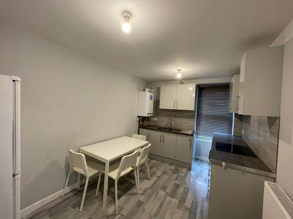 Sedgewick Place, Gateshead NE8 3 bed maisonette - £850 pcm (£196 pw)