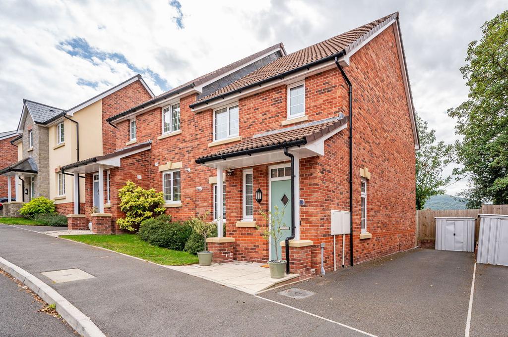 Clos Y Pinwydd, Abergavenny NP7 3 bed semi-detached house - £333,000